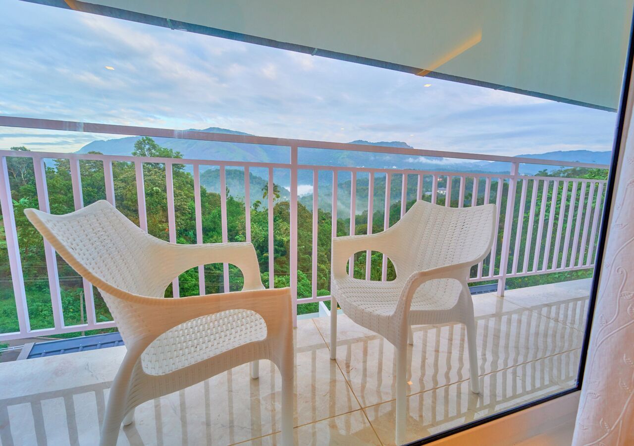 Quarto superior, sacada, vista para a piscina | Área da propriedade