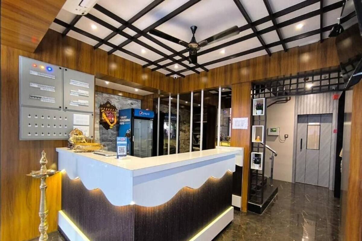 Uma receção com design moderno, um ventilador de teto e um painel de controlo.