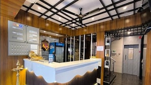 Uma receção com design moderno, um ventilador de teto e um painel de controlo.