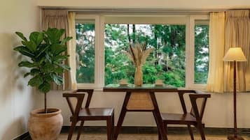 Quarto luxo, vista para a piscina | Opções para refeição no quarto