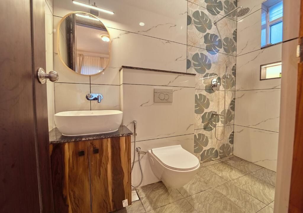 Chuveiro, toalhas de banho, sabonete, shampoo