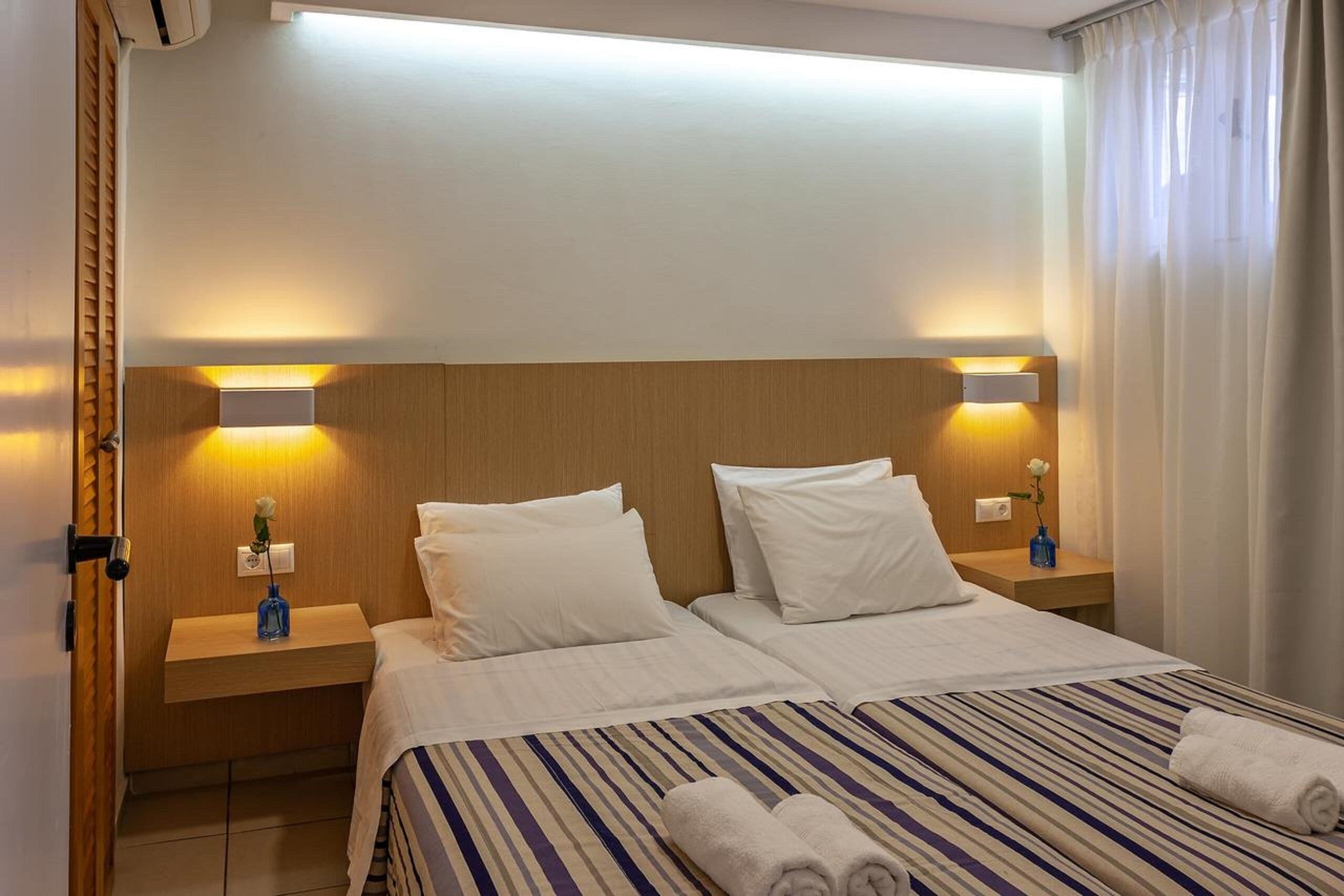 Apartamento Superior, pátio, vista para o jardim | Cofre no quarto, quartos insonorizados, ferro/tábua de engomar 