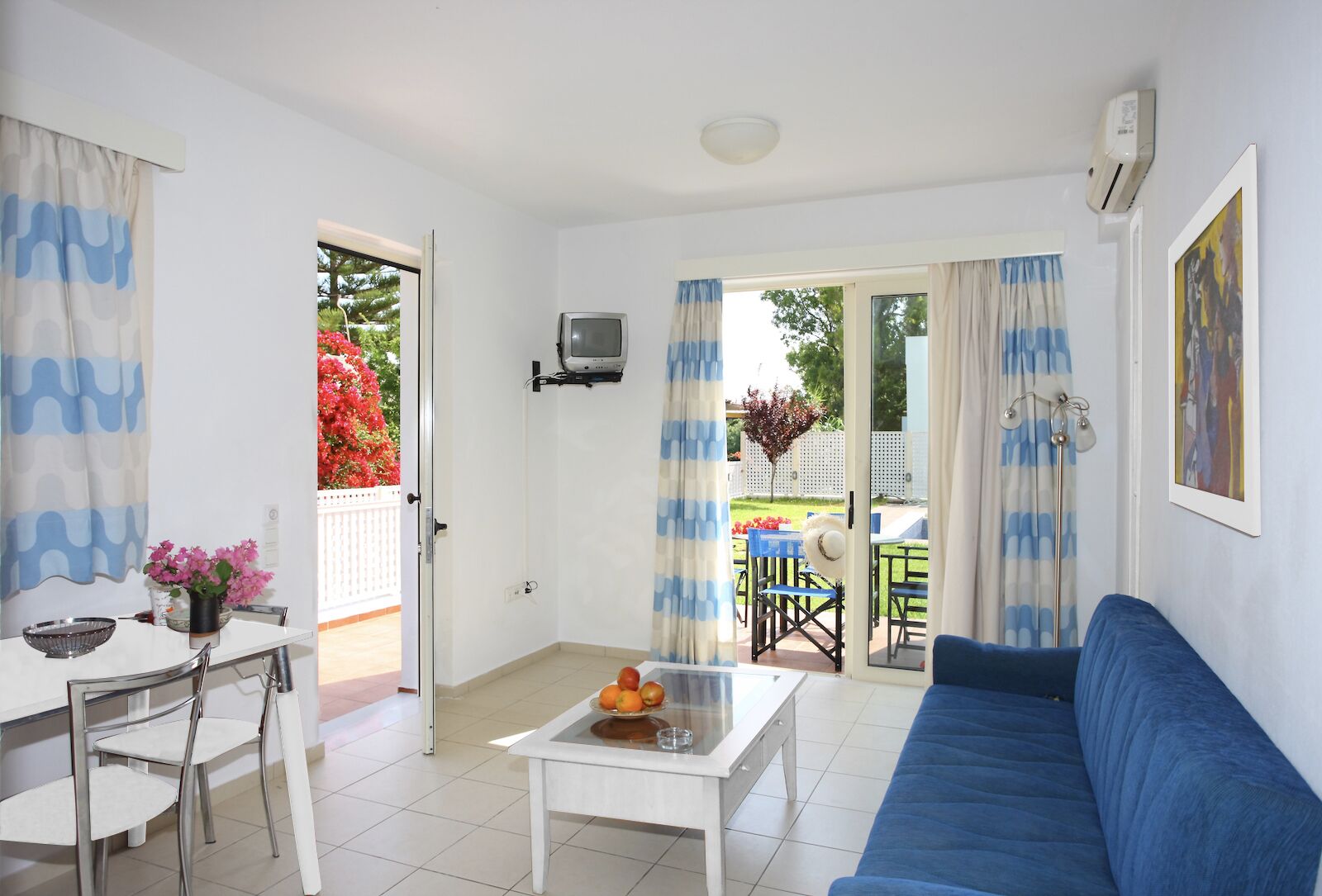 Apartamento Standard, pátio, vista para a piscina | Sala de estar