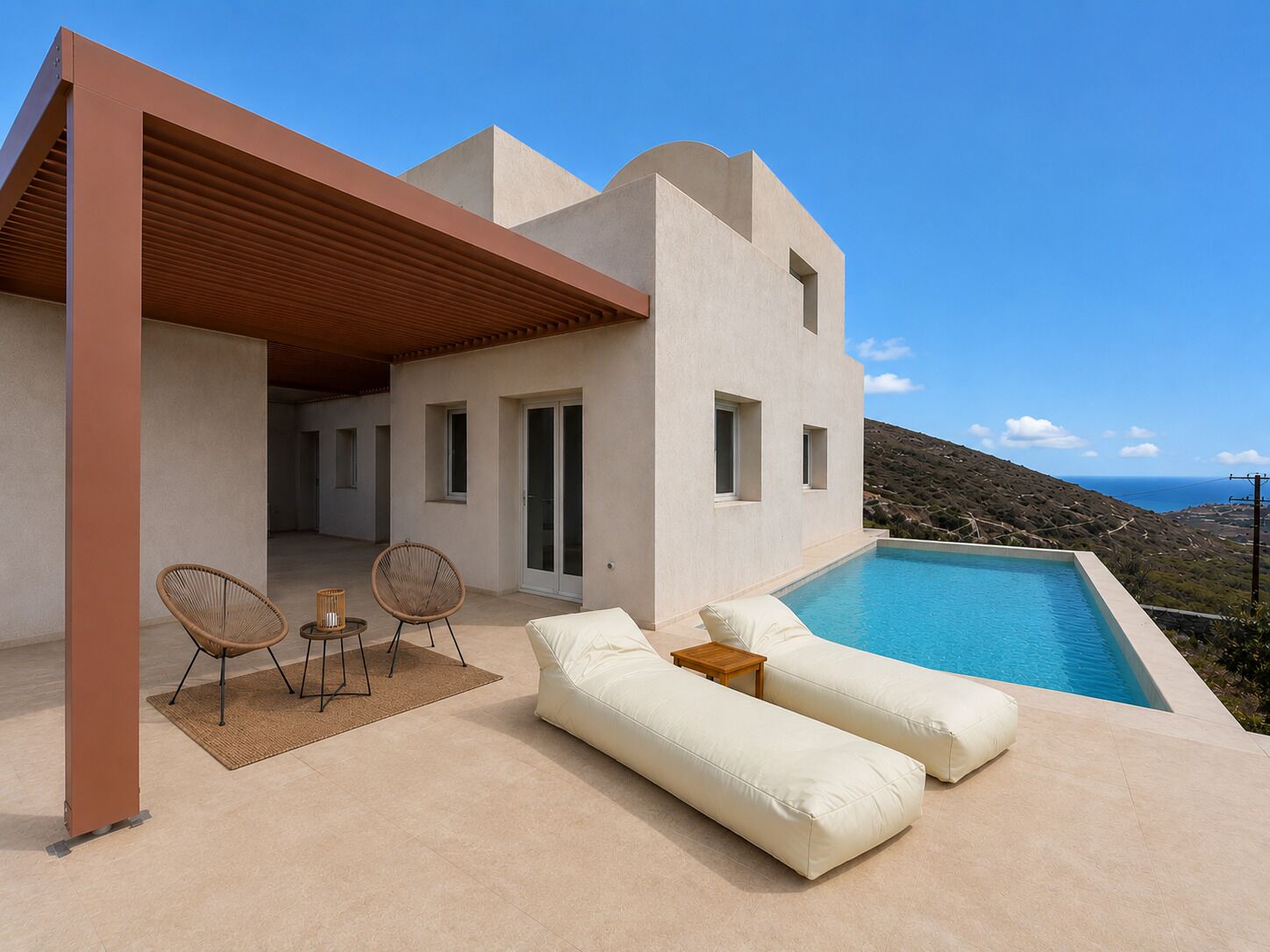 Uma villa moderna com piscina, área de estar externa e vista para o mar.