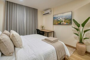 Apartamento | Cofre no quarto, cortinas/cortinados opacos, ferro/tábua de engomar