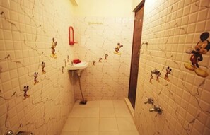 Quarto Superior | Casa de banho | Um polibã, um chuveiro fixo, artigos de higiene pessoal grátis 