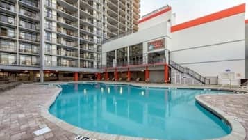Piscina interior, piscina exterior