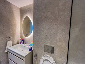 Apartamento Comfort, 1 quarto, vista para a praia | Casa de banho | Um polibã, toalhas fornecidas, sabão, papel higiénico 