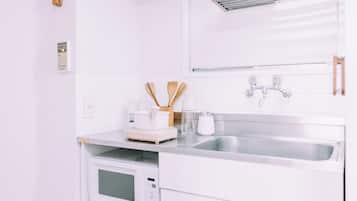 Apartamento, sacada | Cozinha privada | Frigobar, micro-ondas, cooktop, talheres/pratos/utensílios de cozinha
