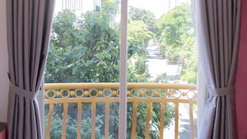 Quarto casal standard, sacada, vista para a cidade | Escrivaninha, Wi-Fi de cortesia, roupa de cama