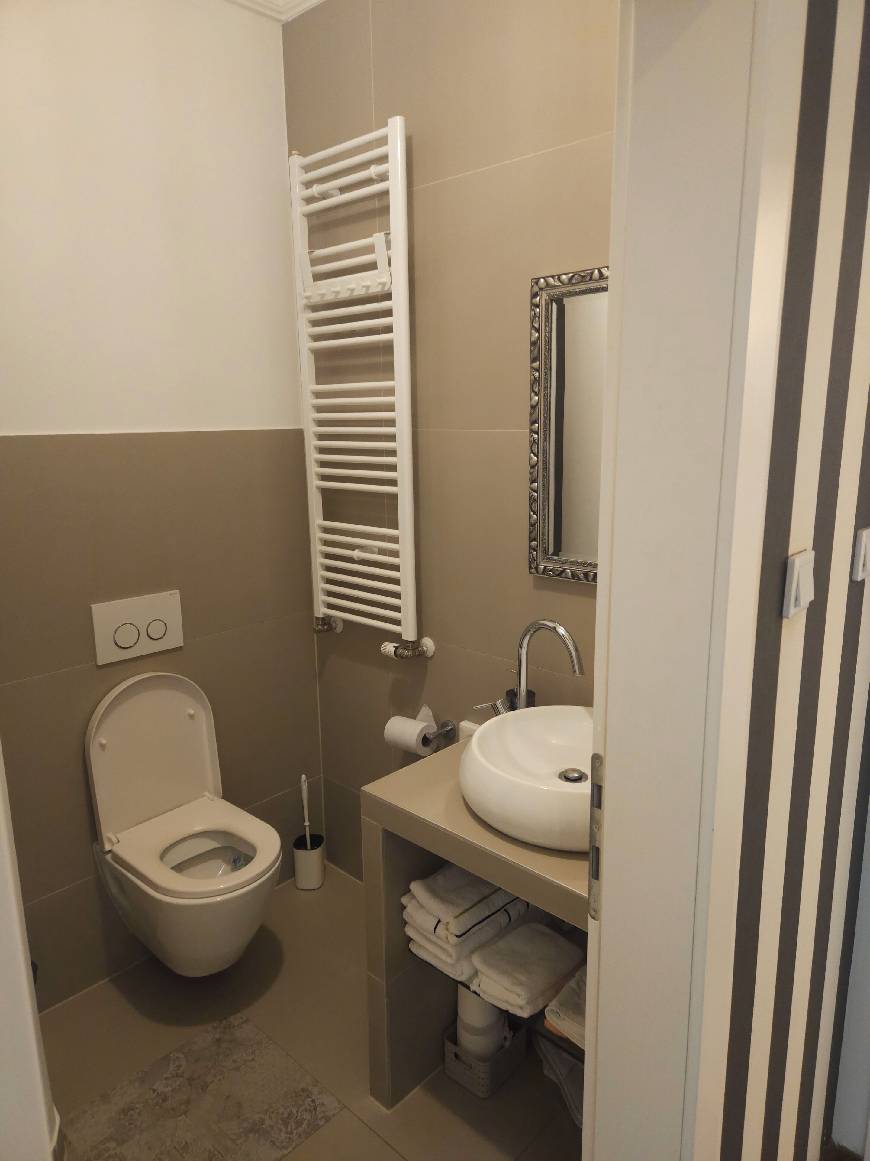Rooms 1-5 | Banheiro | Secador de cabelo, toalhas de banho, sabonete, papel higiênico