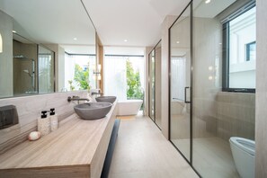Villa Deluxe, vista para a piscina | Casa de banho | Um secador de cabelo, chinelos, toalhas fornecidas, sabão 