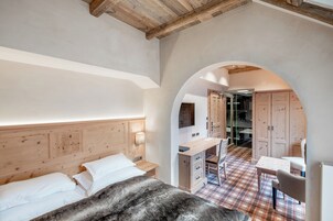 Quarto Duplo Básico, varanda, vista para a montanha | Roupa hipoalergénica, minibar, cofre no quarto