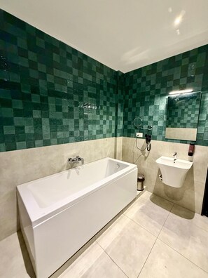 Quarto Standard | Casa de banho | Artigos de higiene pessoal grátis, um secador de cabelo 