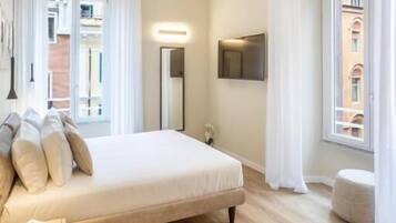 Quarto casal luxo, vista para a cidade | Cofres nos quartos, cortinas blackout, quartos à prova de som