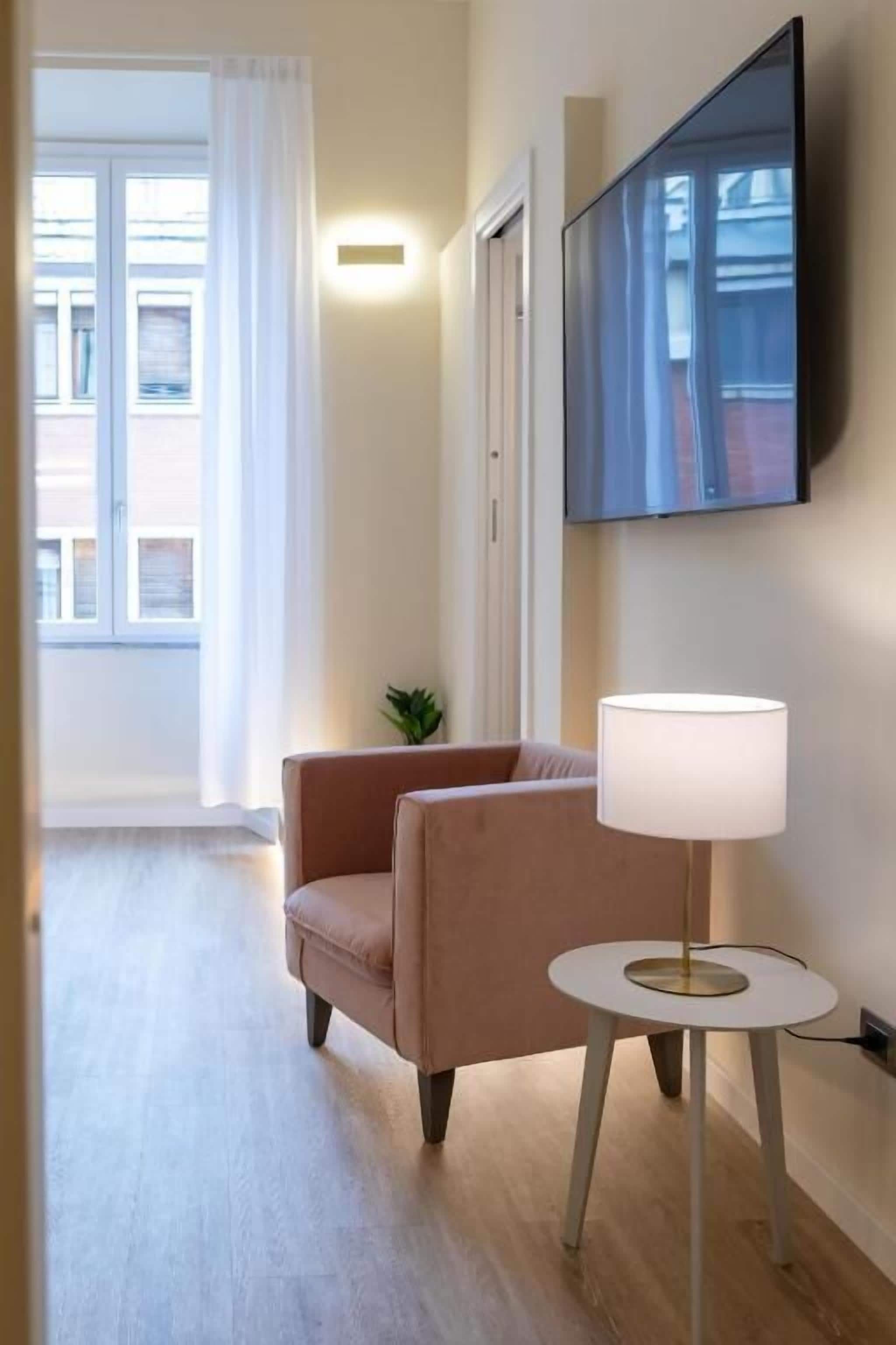 Quarto casal superior, vista para a cidade | Área de estar