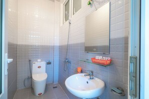 Quarto Familiar, vista para o jardim | Casa de banho | Chinelos 