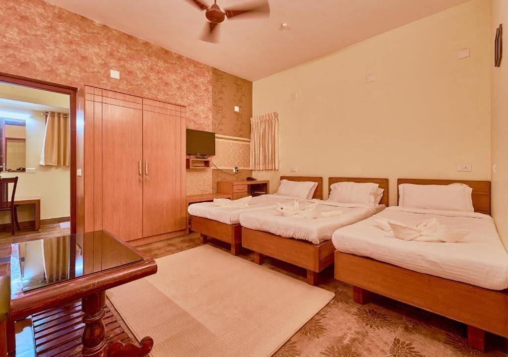 Quarto Familiar, 3 camas individuais, vista para o pátio | Cofre no quarto, quartos insonorizados 