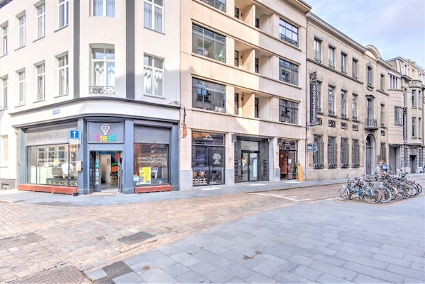 Family Retreat With Balcony In Meir - Anvers