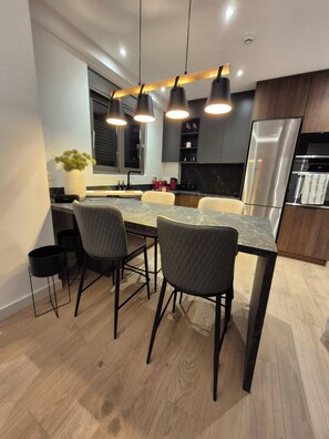Apartamento Deluxe, varanda | Cozinha privada | Um frigorífico/congelador grande, um micro-ondas, um forno 