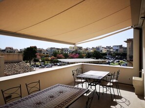 Quarto triplo conforto, vista para a cidade | Opções para refeição ao ar livre