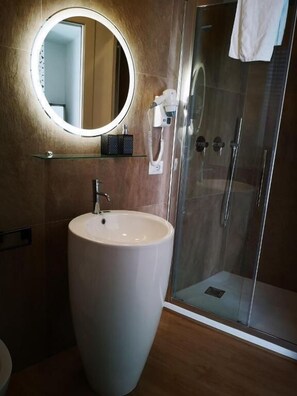 Quarto triplo conforto, vista para a cidade | Banheiro | Chuveiro 