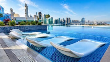 2 piscinas externas, funciona das 10h às 21h, guarda-sóis