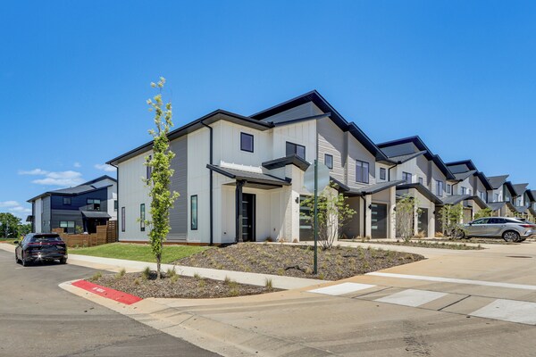 5 Mi To Walmart Amp: Modern Townhome W/ Yard! - Lowell, AR