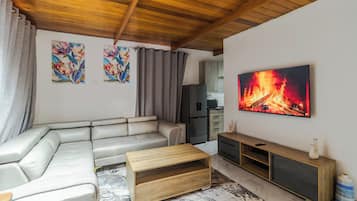 Apartamento | Sala de estar | Smart TV de 43 polegadas com canais via satélite, Netflix