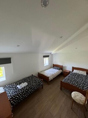 Cortinas/cortinados opacos, ferro/tábua de engomar, Wi-fi grátis 