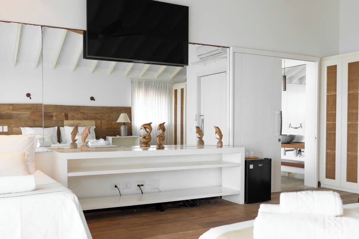 Suite Superior, varanda, vista para o mar | Wi-fi grátis, roupa de cama fornecida 