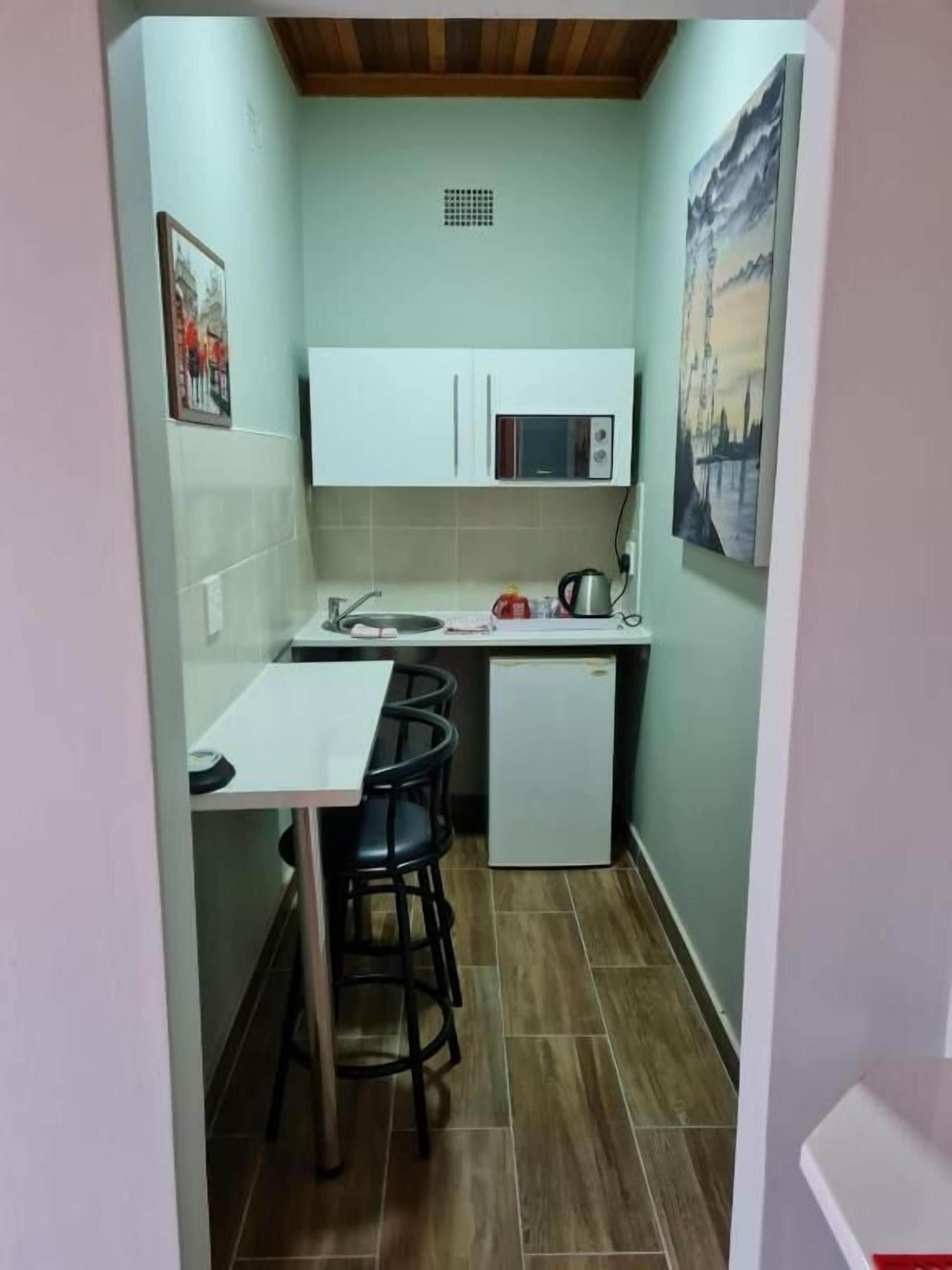Quarto Duplo ou Twin Deluxe | Cozinha privada | Minifrigorífico, um micro-ondas, utensílios de cozinha 
