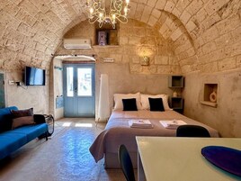 Apartamento, varanda, vista para o pátio | Quartos à prova de som, ferros/tábuas de passar roupa, Wi-Fi de cortesia