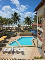 Piscina exterior, guarda-sóis, espreguiçadeiras