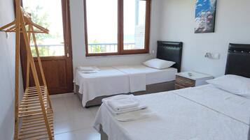 Quarto Deluxe, varanda, vista para a montanha | Wi-fi grátis, roupa de cama fornecida