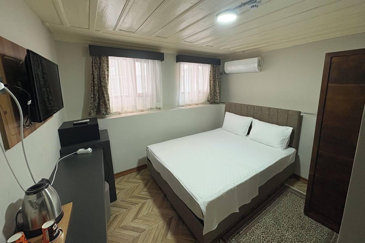 Quarto Económico | Roupa de alta qualidade, cofre com capacidade para portátil
