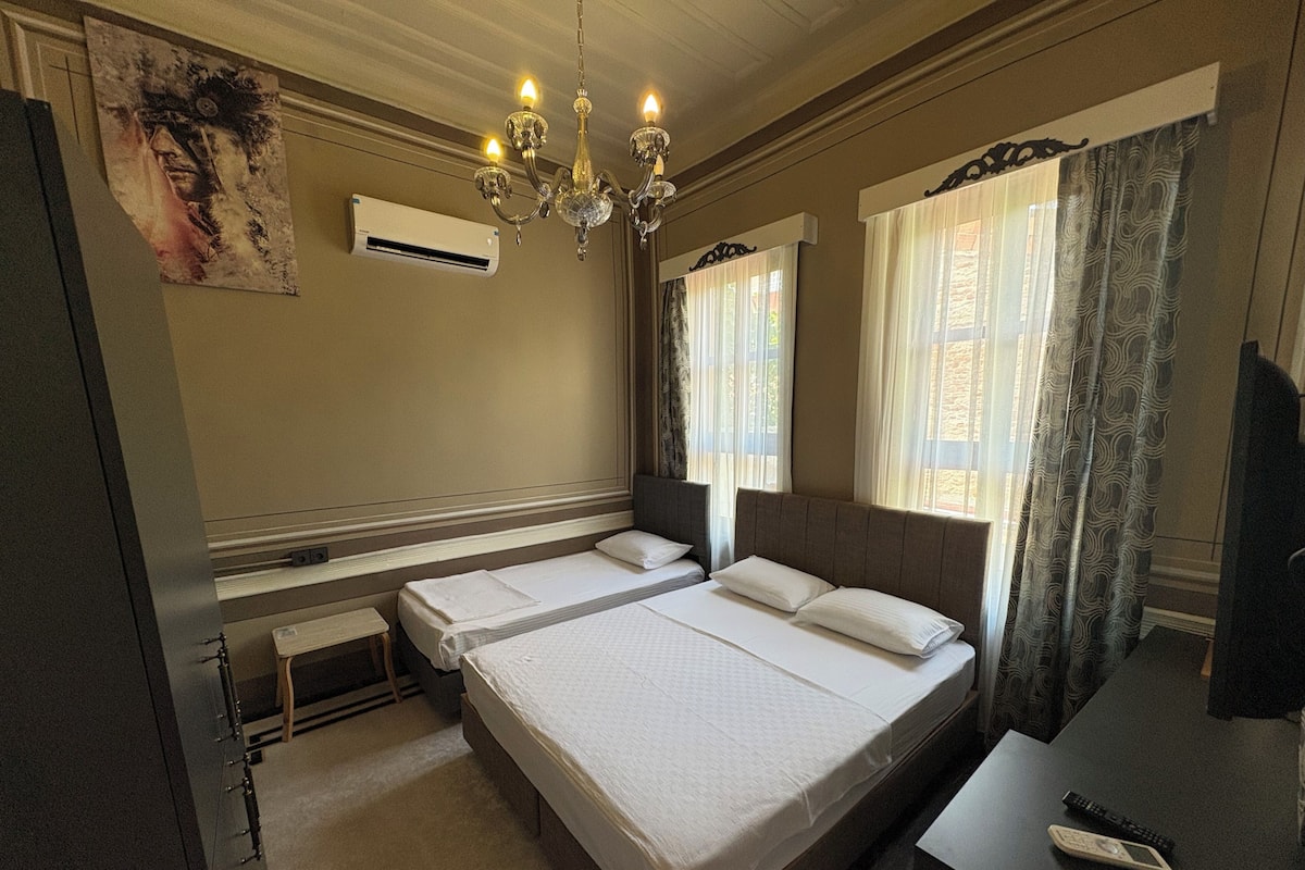 Quarto Triplo Standard | Roupa de alta qualidade, cofre com capacidade para portátil