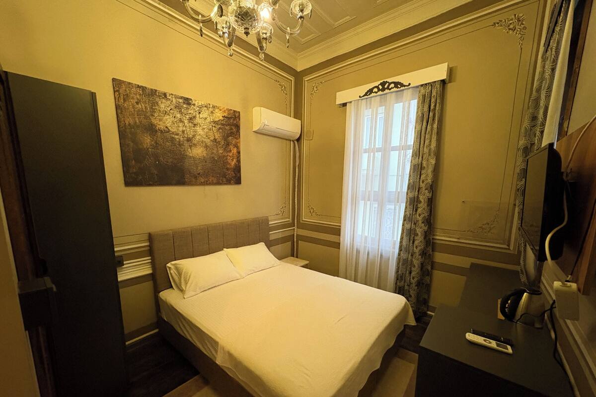 Quarto Standard | Roupa de alta qualidade, cofre com capacidade para portátil