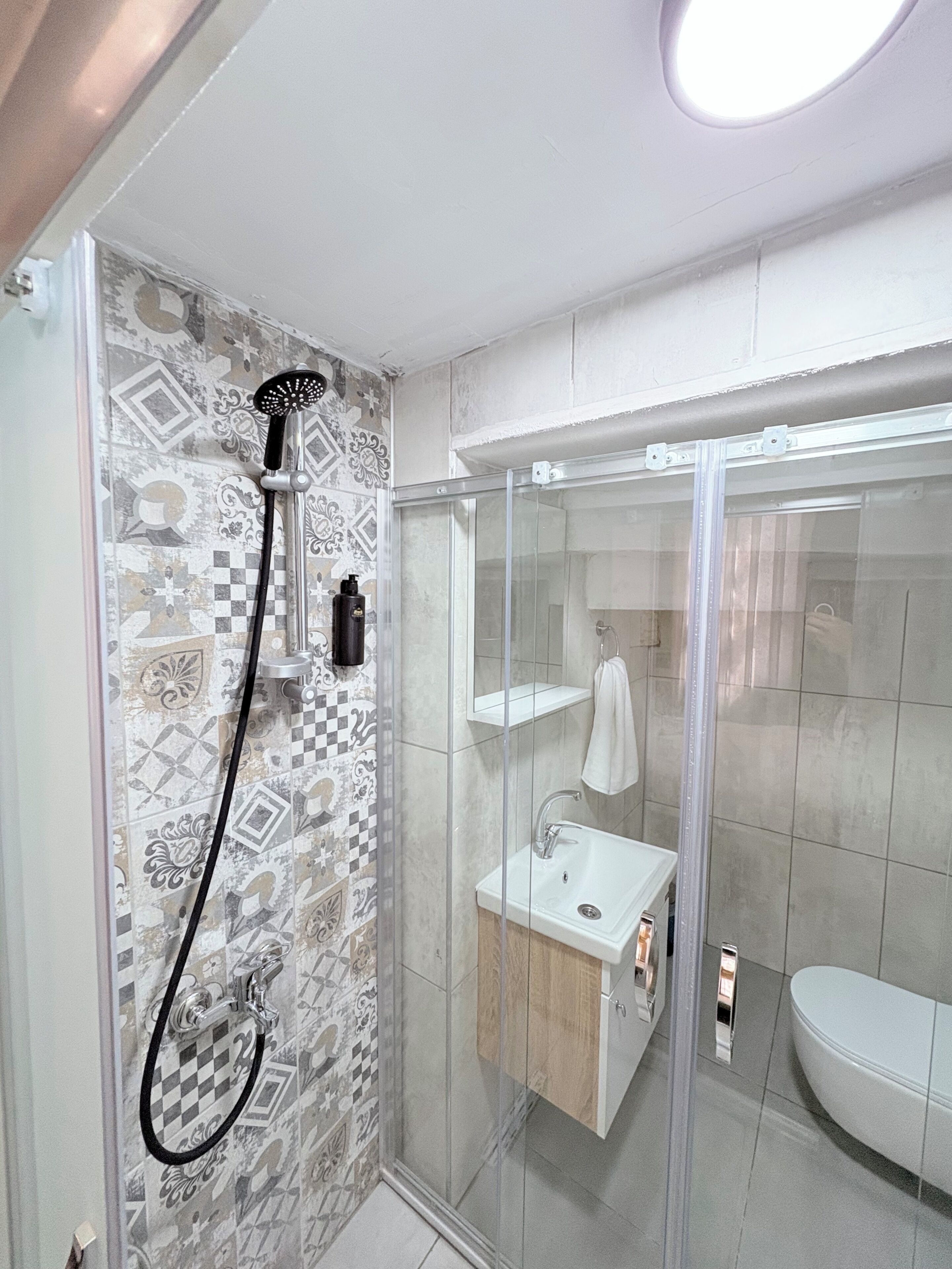 Quarto Triplo Standard | Casa de banho | Um secador de cabelo, chinelos, toalhas fornecidas, sabão 