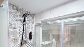 Quarto Triplo Standard | Casa de banho | Um secador de cabelo, chinelos, toalhas fornecidas, sabão