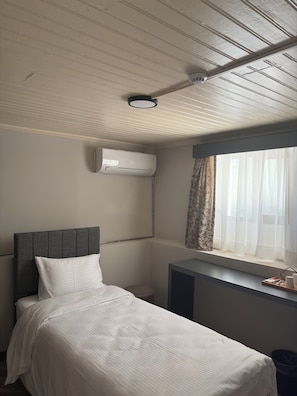 Quarto solteiro standard | Cofres nos quartos, espaço de trabalho para notebook, cortinas blackout