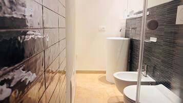 Quarto Quádruplo Clássico | Casa de banho | Um polibã, um secador de cabelo, toalhas fornecidas, sabão