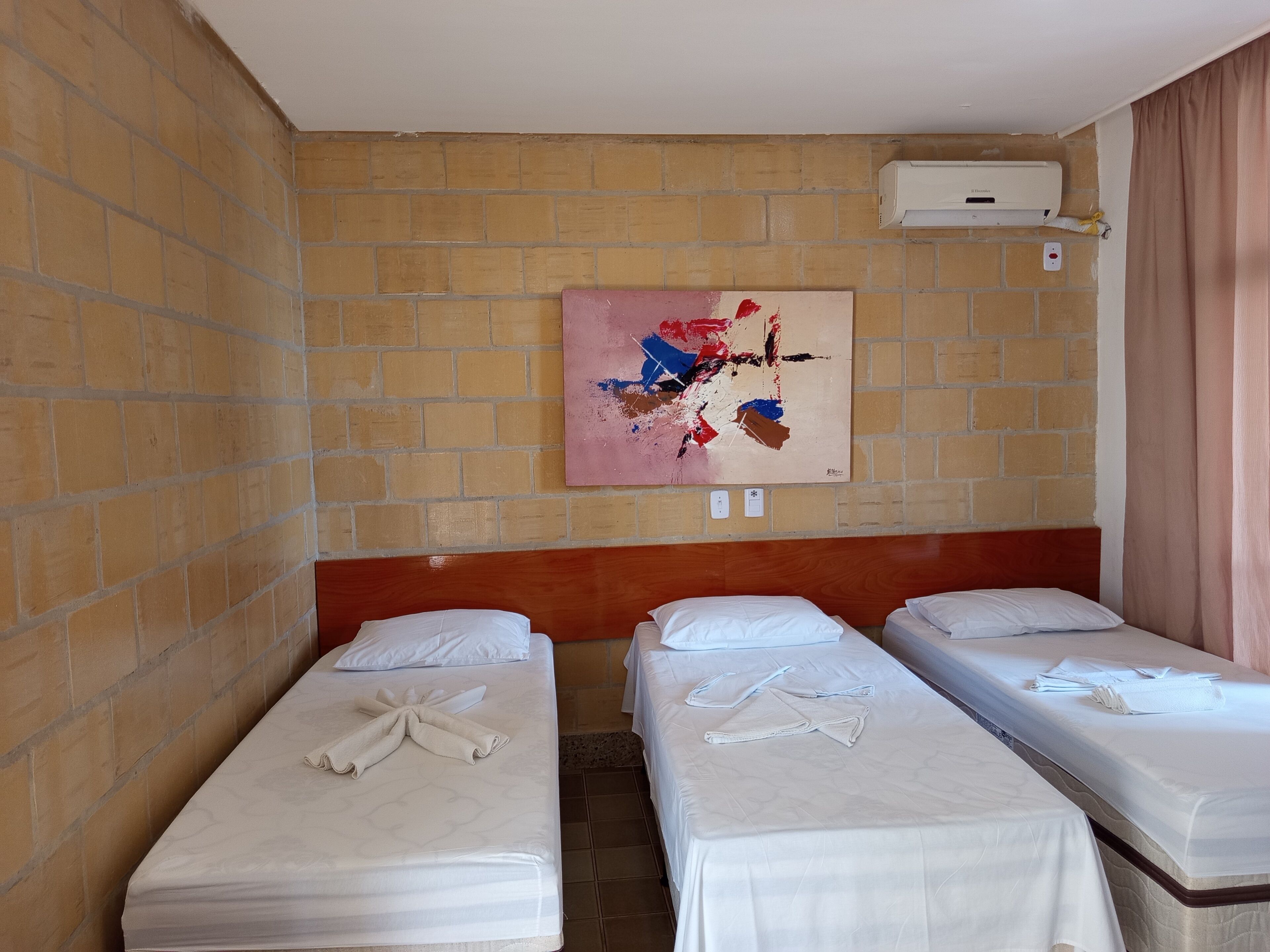 Quarto triplo standard, sacada, vista para a piscina