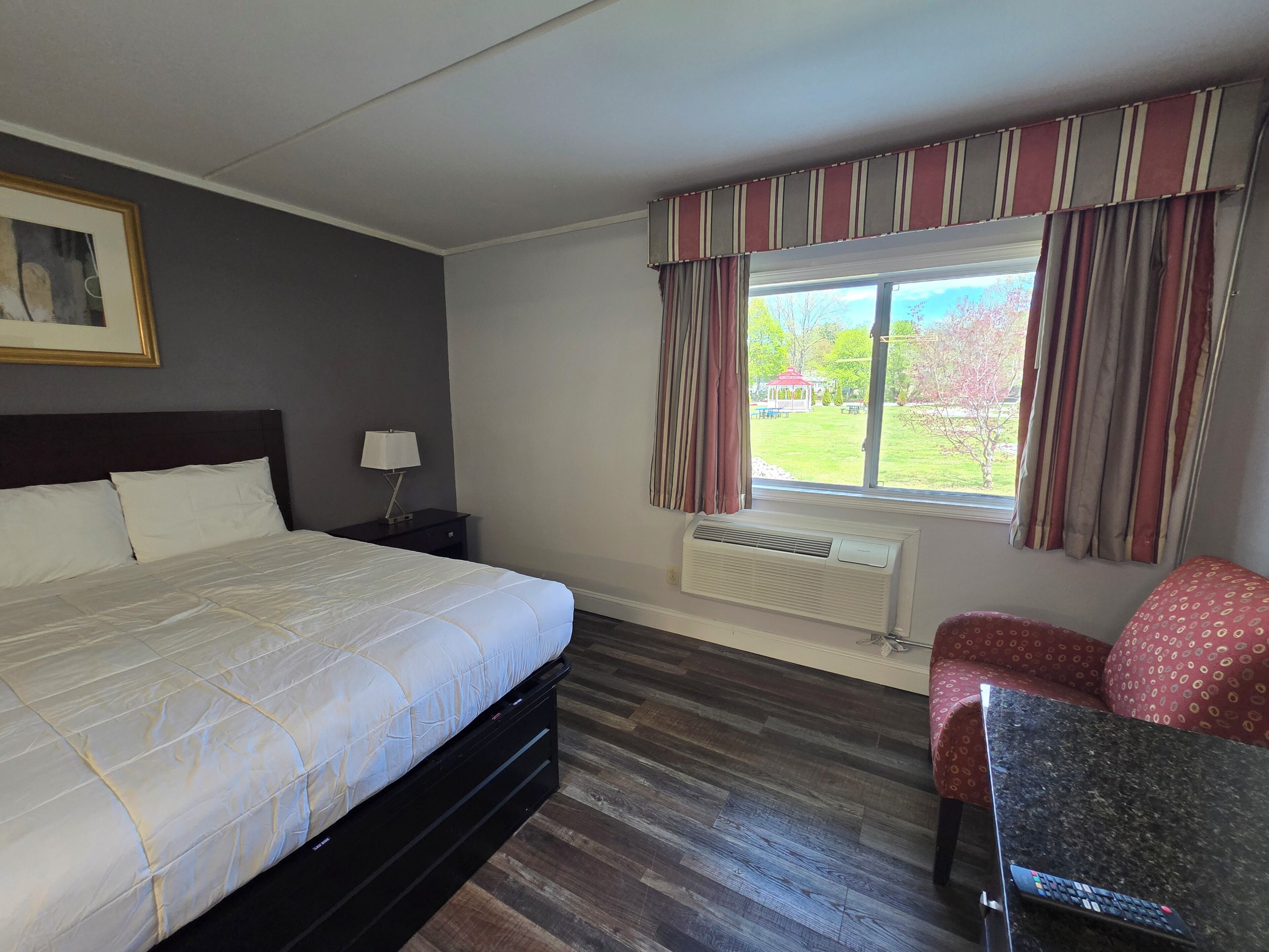 Quarto, 1 cama King, no piso térreo | Frigobar, Wi-Fi de cortesia, roupa de cama