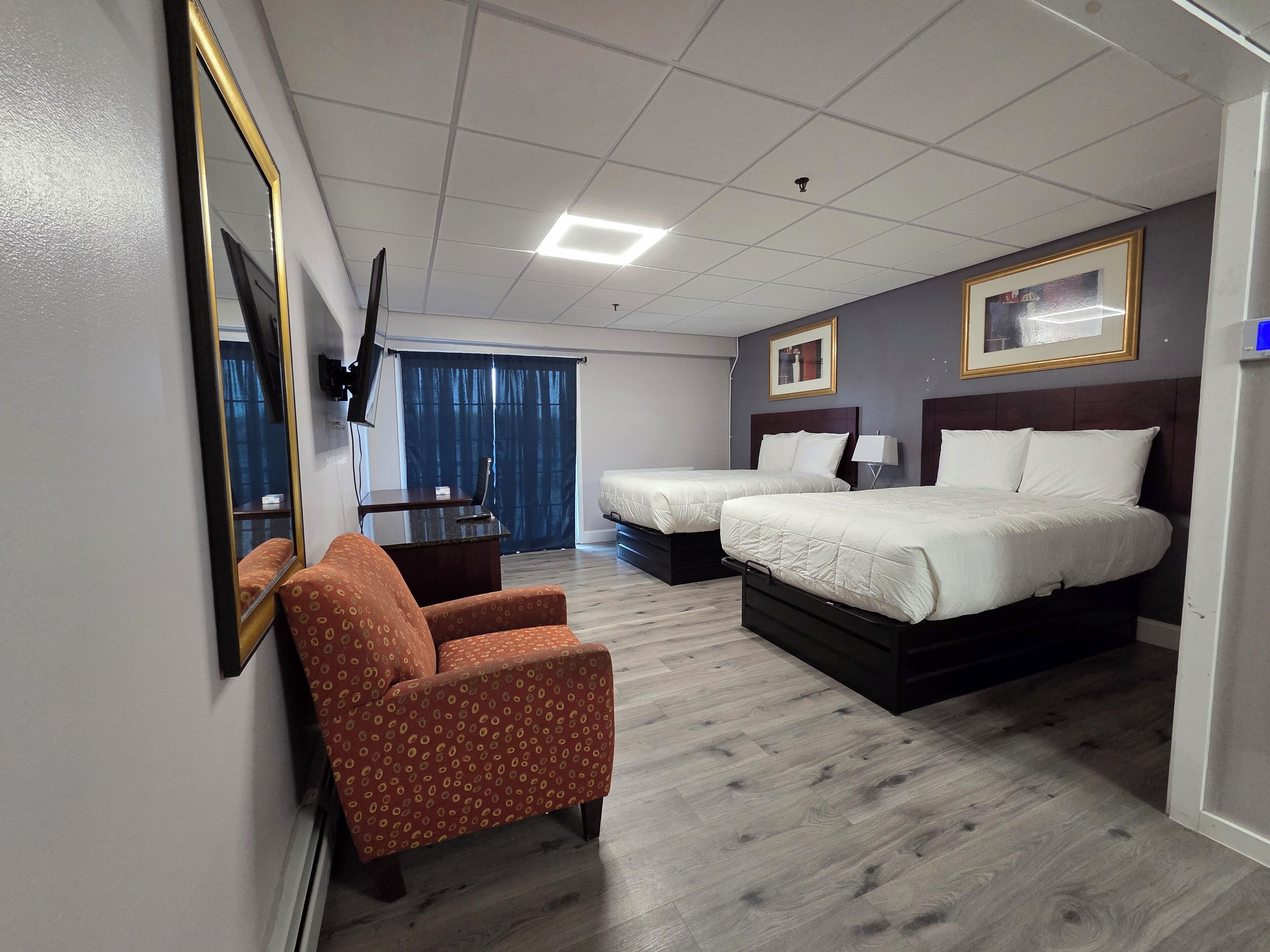 Quarto luxo, 2 camas Queen, sacada | Frigobar, Wi-Fi de cortesia, roupa de cama
