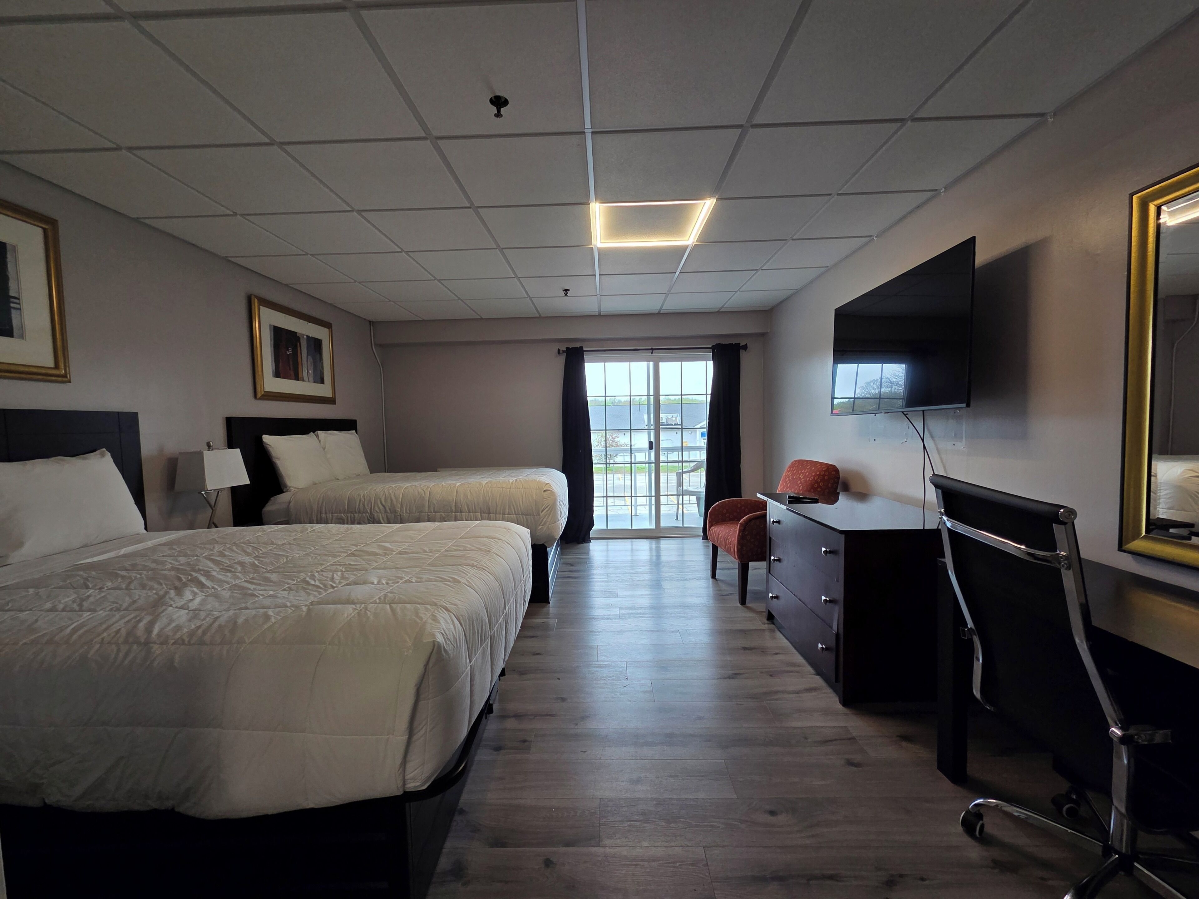 Quarto luxo, 2 camas de casal, sacada | Frigobar, Wi-Fi de cortesia, roupa de cama