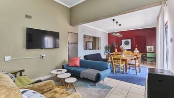 Apartamento, 3 quartos, pátio | Sala | Livros