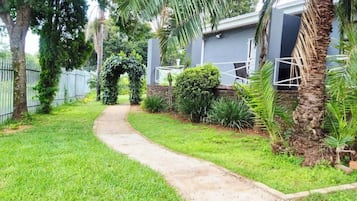 Apartamento, 2 quartos, pátio | Jardim