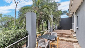 Apartamento, 2 quartos, pátio | Refeições ao ar livre