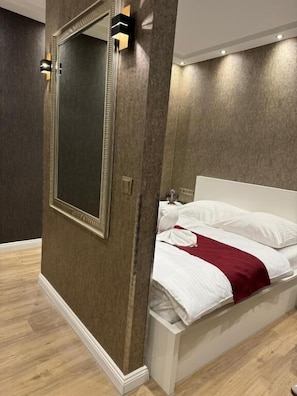 Suíte luxo, vista para a cidade | Roupas de cama premium, escrivaninha, espaço de trabalho para notebook